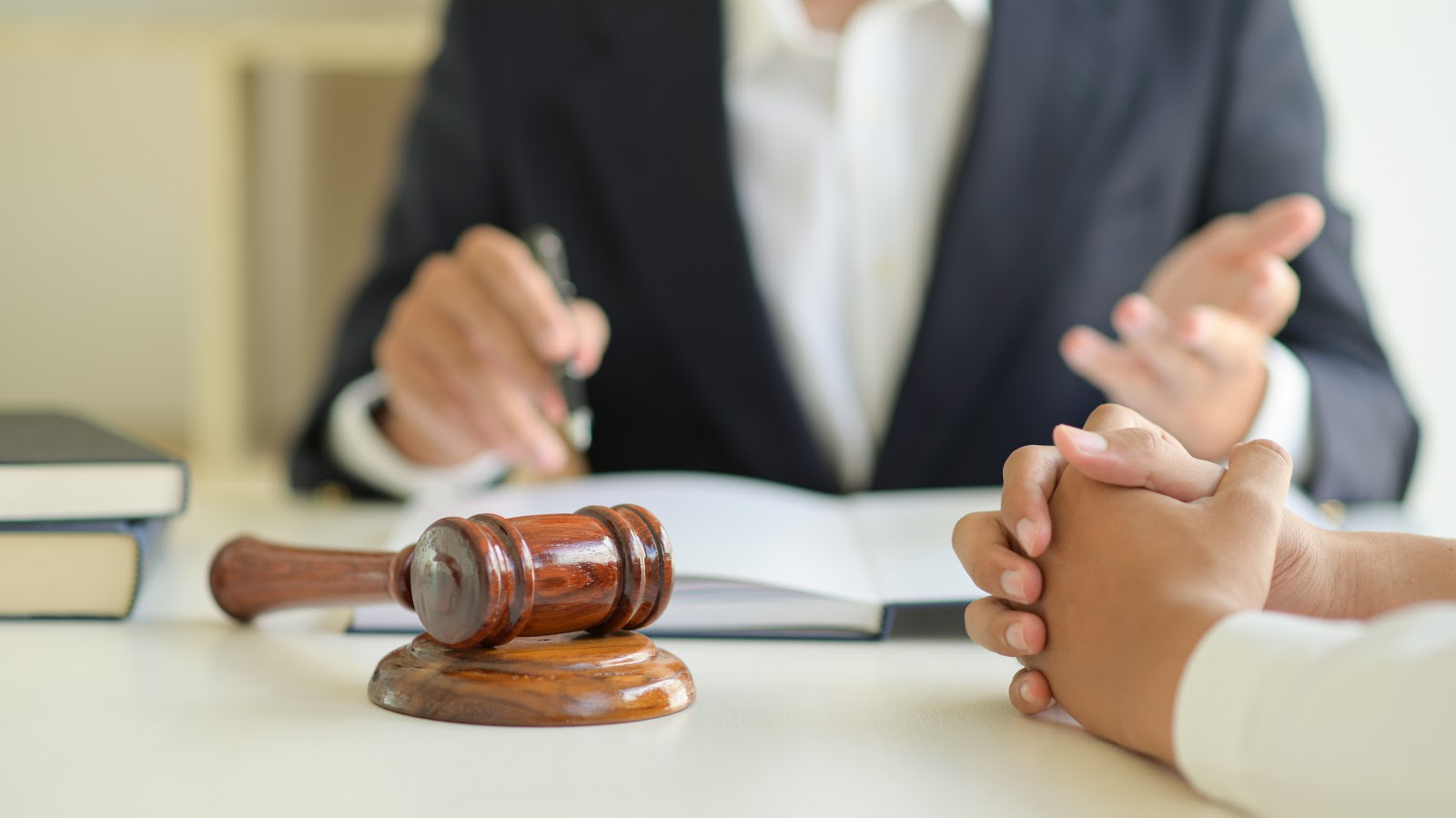 Pourquoi vous devez engager un avocat pour votre entreprise? - Cooltchat